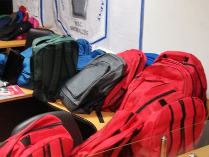 Continúa la entrega de mochilas y útiles escolares en distintos puntos ...